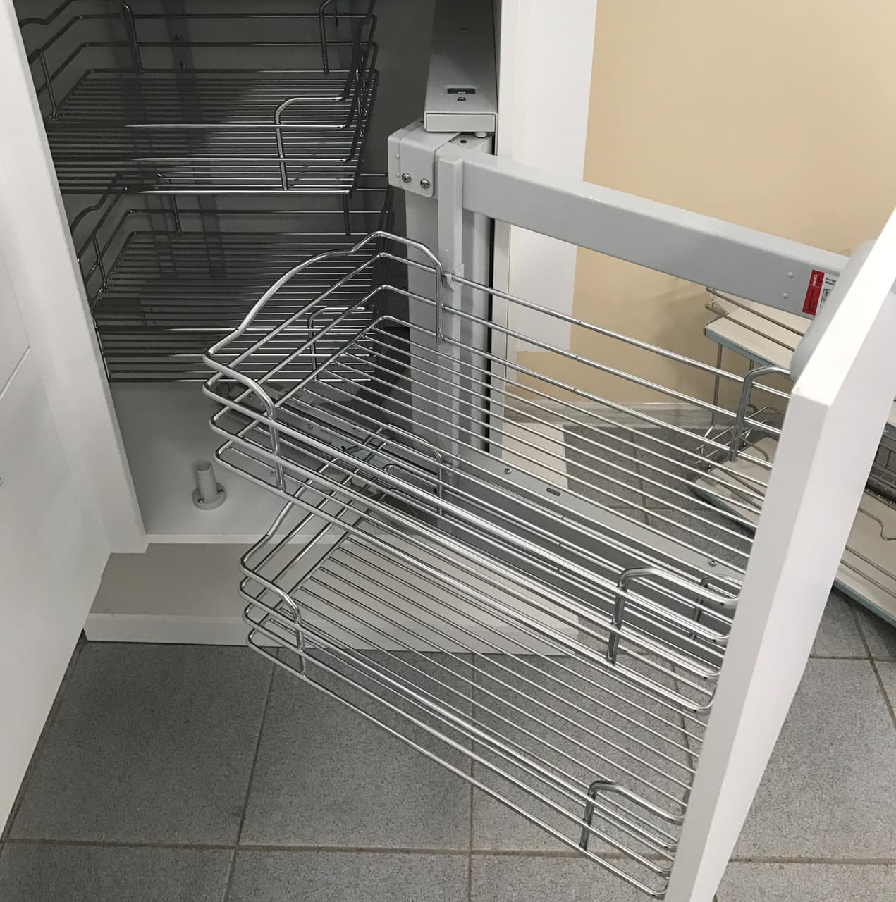 Волшебный уголок Dynamic Corner в угловую базу, отделка хром, с ...